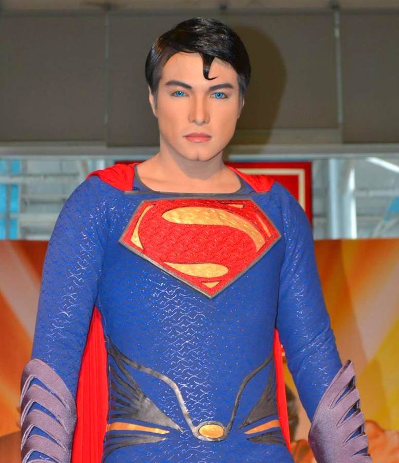 Un filipino se opera 26 veces para ser como Superman - ideal.es