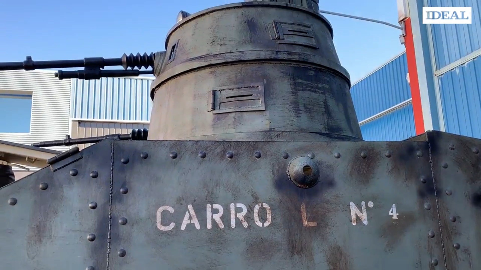 Israel Corral atesora un arsenal de historia en una nave del Juncaril ...