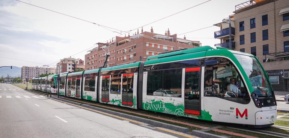 El metro de Granada empieza a circular con vagones dobles | Ideal