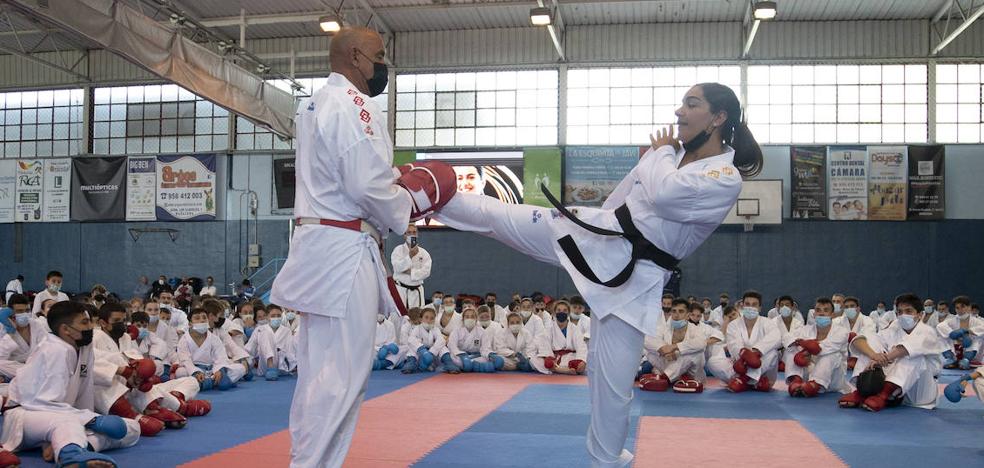 Kárate | La campeona del mundo María Torres enseña a los jóvenes ...