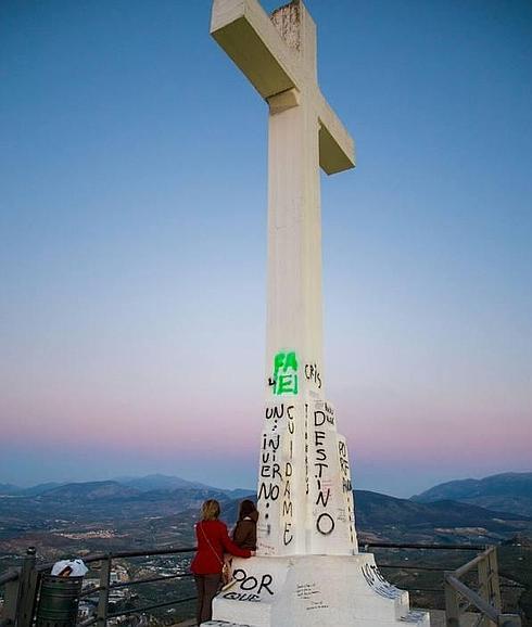 La cruz del Castillo, pintarrajeada | Ideal